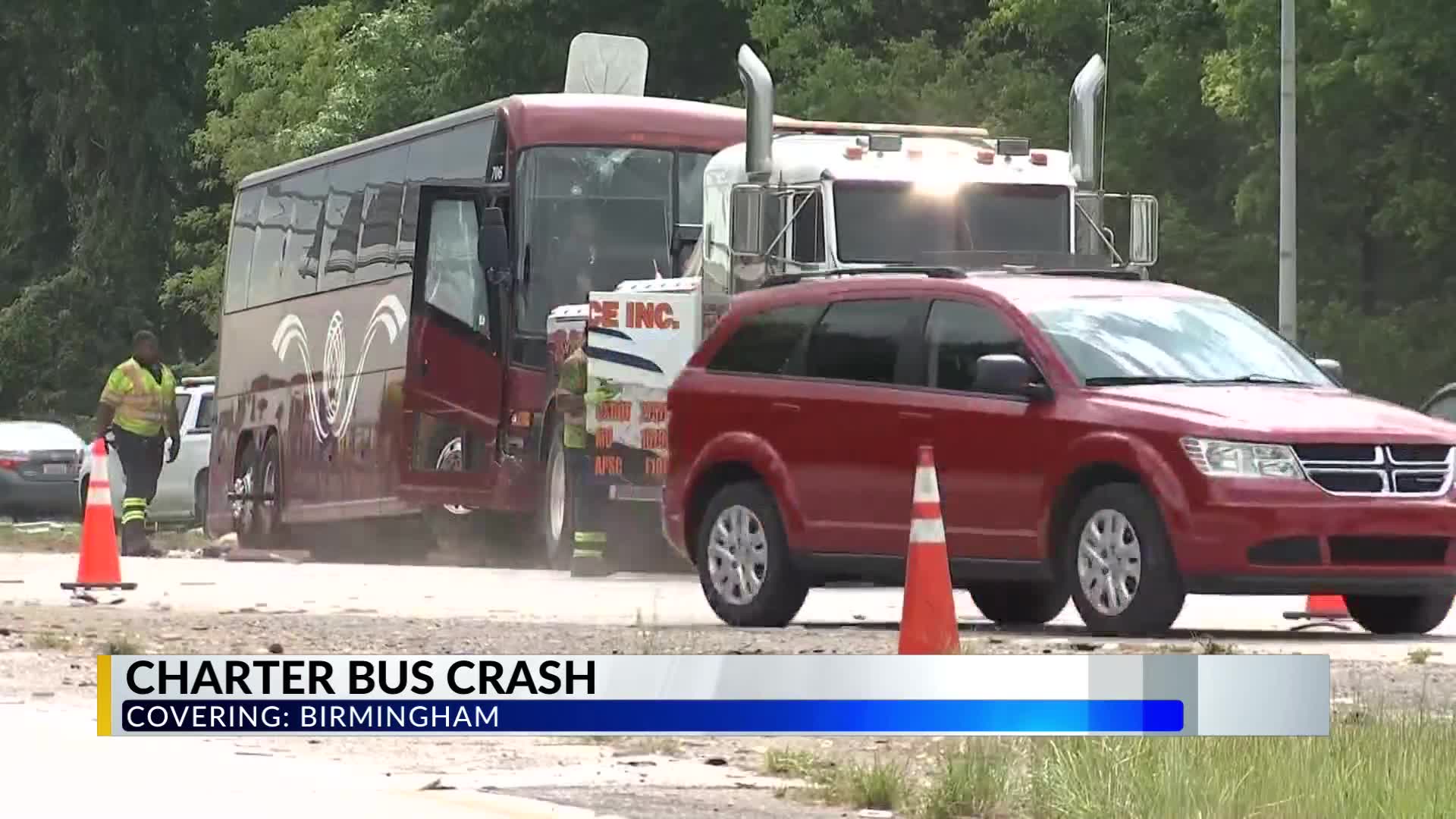 3 transported to ER after charter bus crash in Birmingham – CBS 42