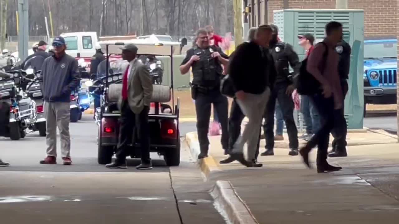 Bama players arrive at Tuscaloosa airport pt. 2 – WKRG News 5