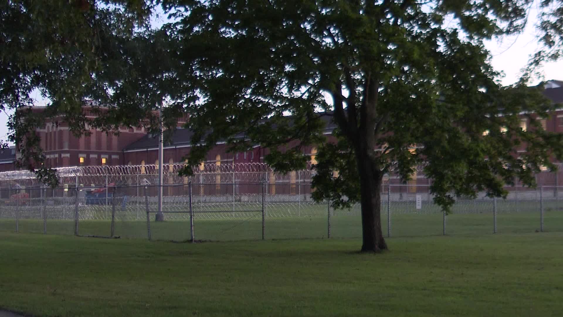 Illinois prisons receiving grants for facility libraries – WGN Radio ...