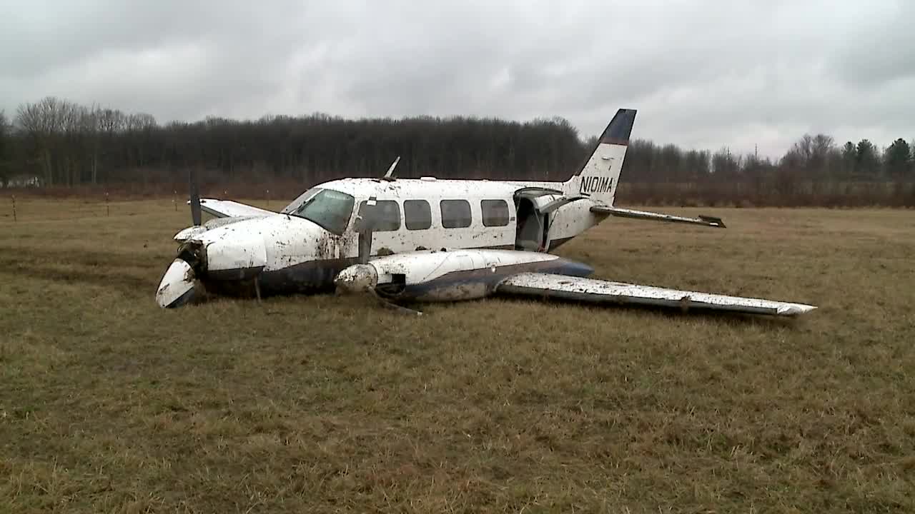 Federal inmate, 4 prison officers in minor plane crash – Fox 8 ...