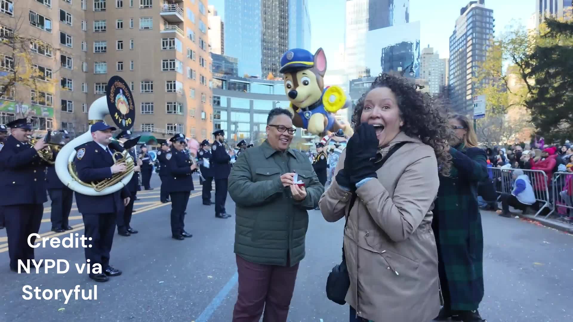 She said yes! NYPD helps with marriage proposal at Macy’s Thanksgiving ...