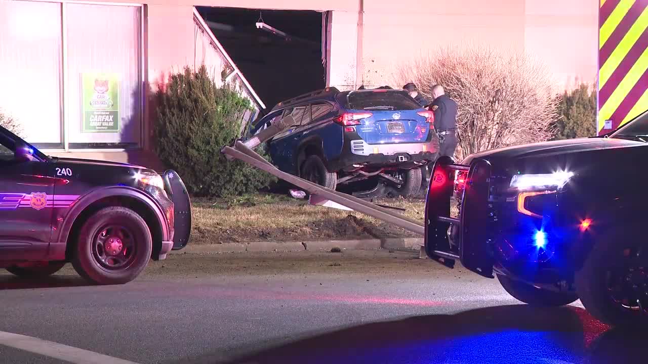 VIDEO OF SCENE: Car crashes into Cleveland building – Fox 8 Cleveland WJW